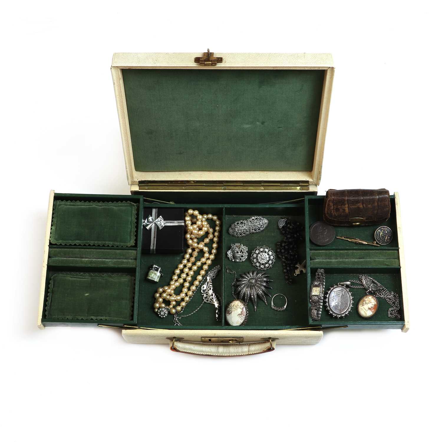 Lot 255 - A jewellery box containing a small