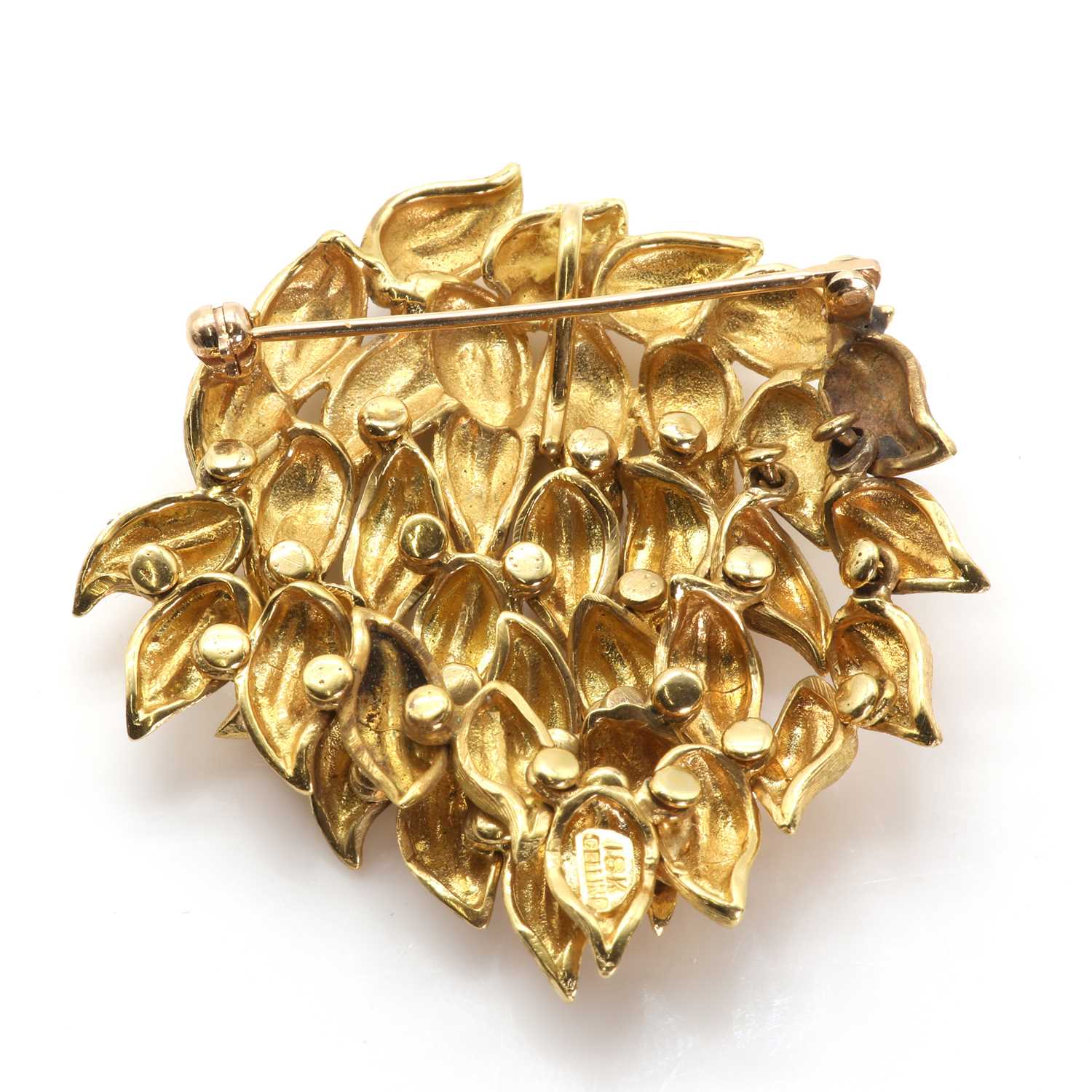 Lot 72 - A gold foliate design brooch/pendant, by