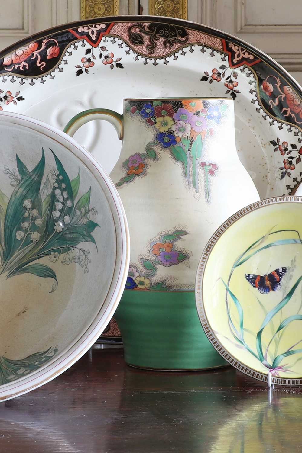 Lot 377 - ☘ A large group of English pottery and