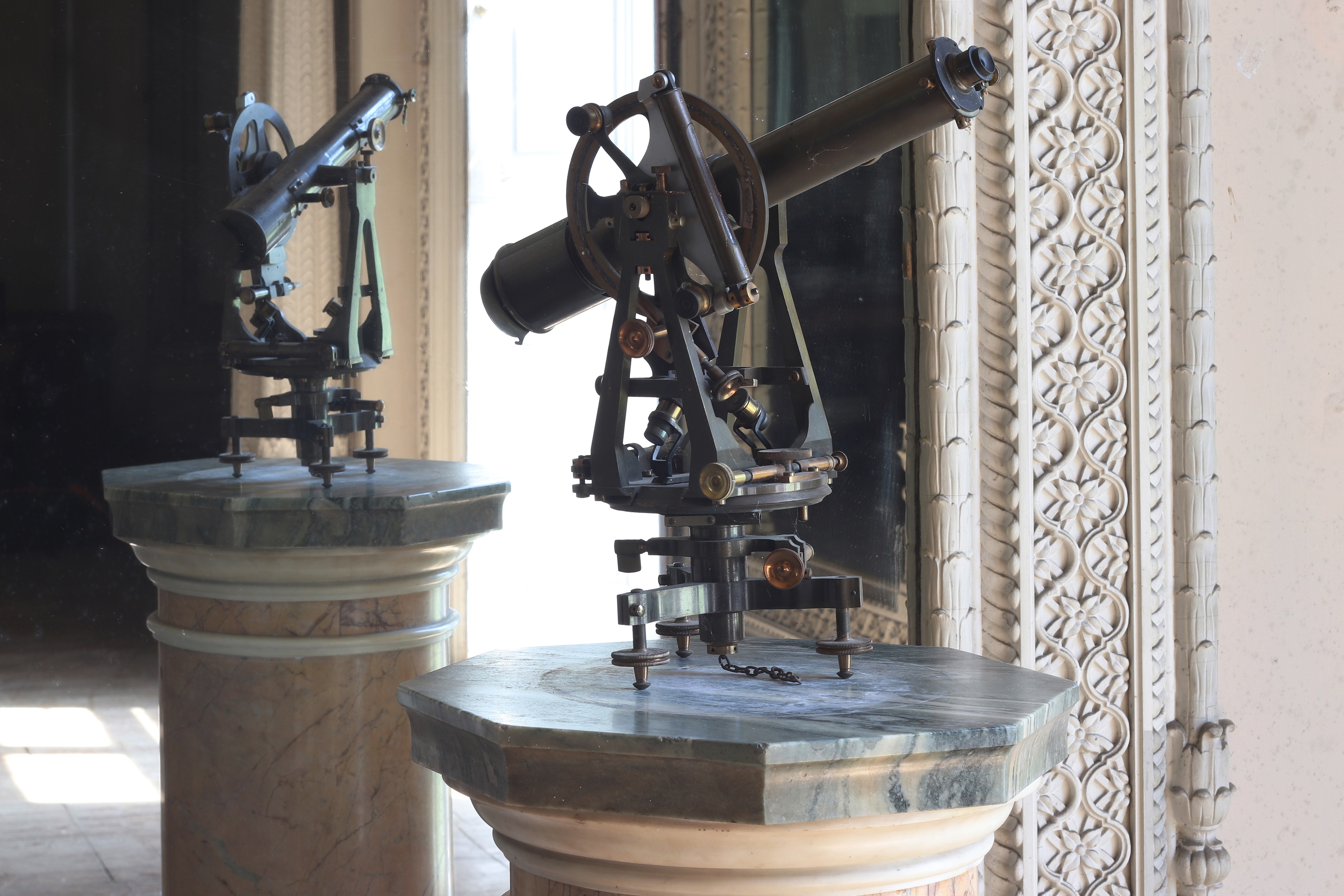 Lot 424 - ☘ A brass-framed sextant by Henry Barrow