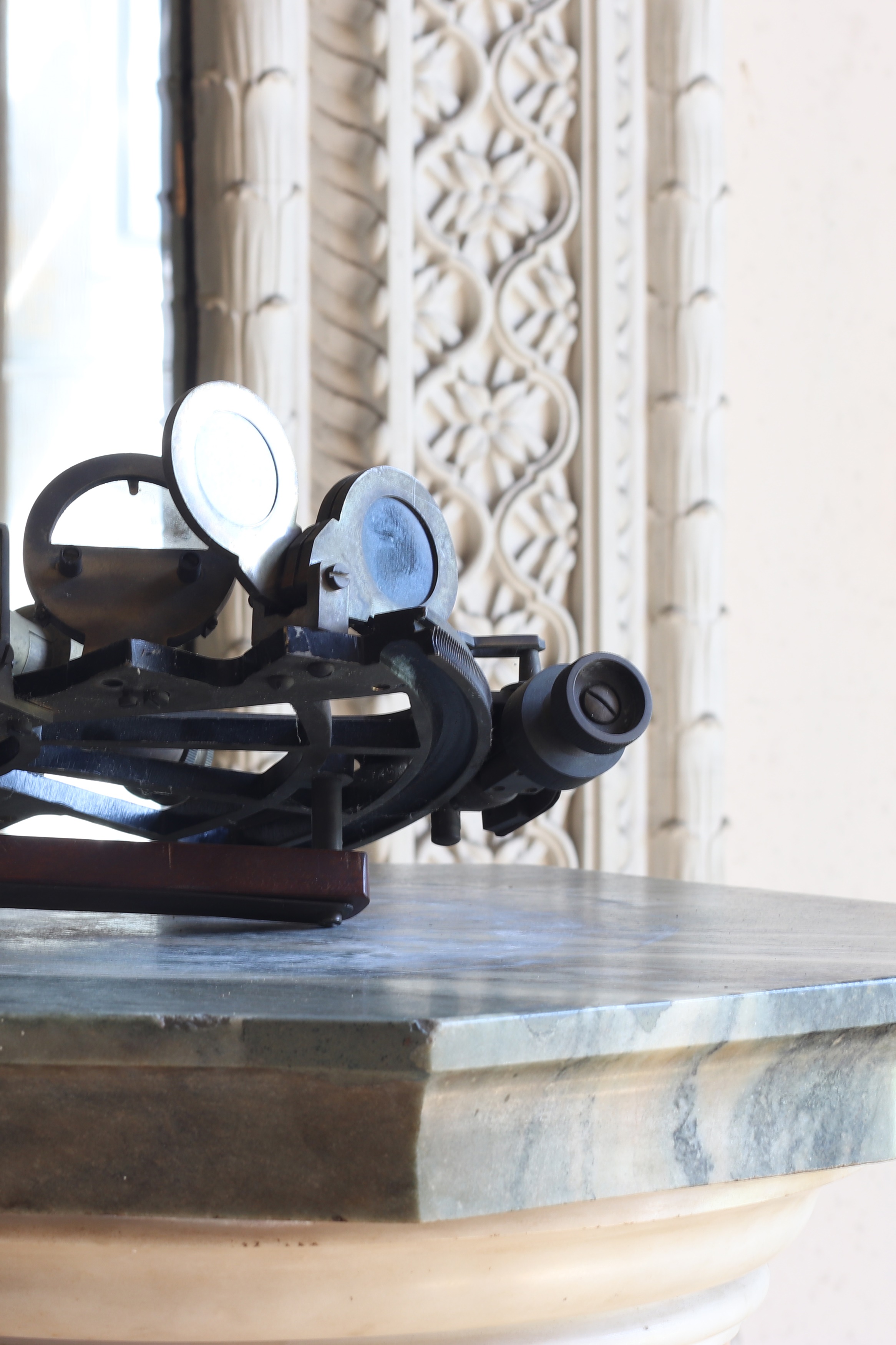 Lot 424 - ☘ A brass-framed sextant by Henry Barrow