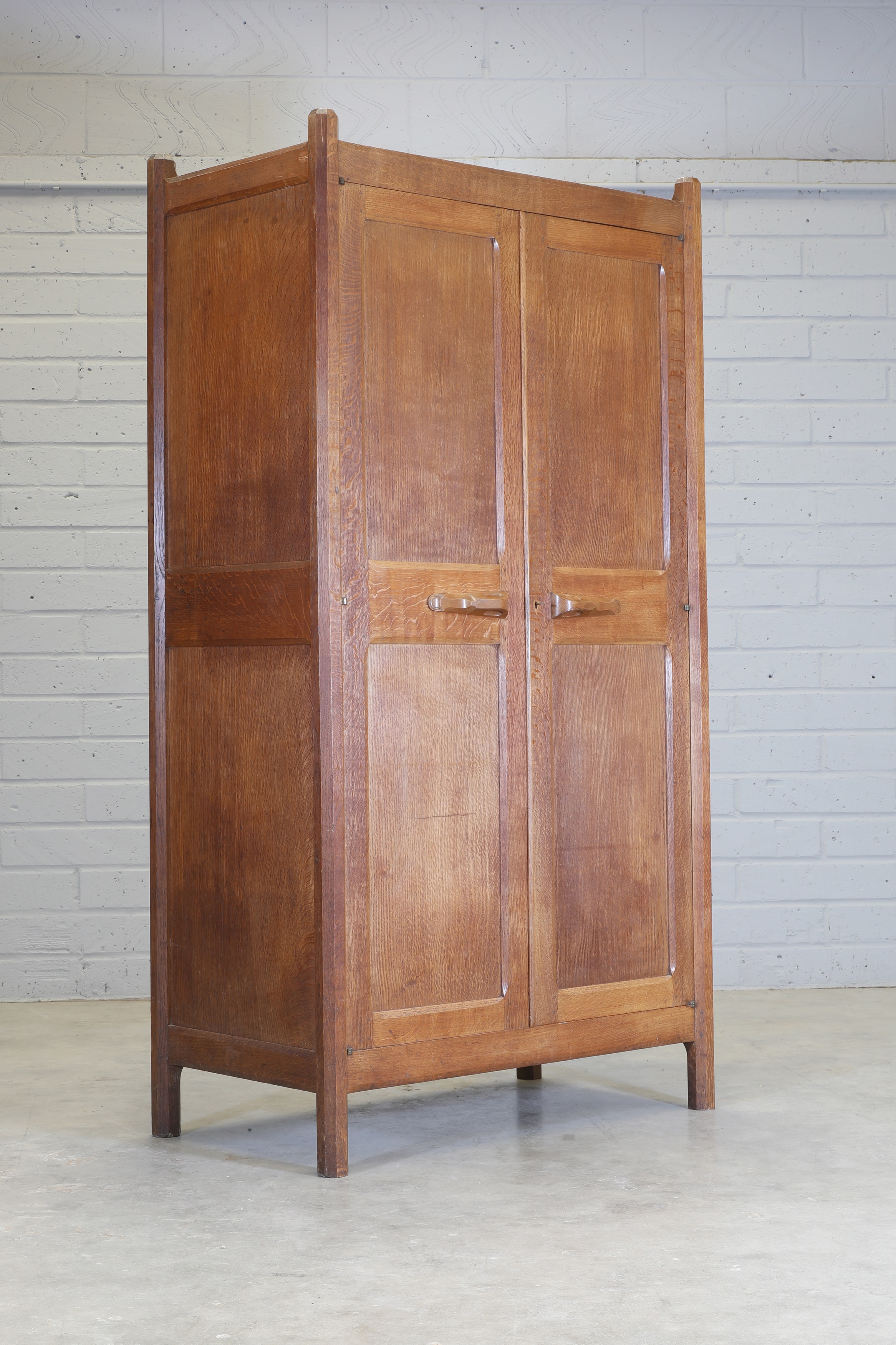 Lot 139 - A Gordon Russell 'Stow' oak wardrobe,