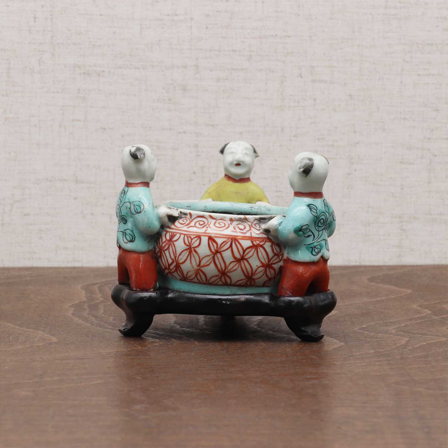 Lot 135 - A Chinese wucai brush washer,