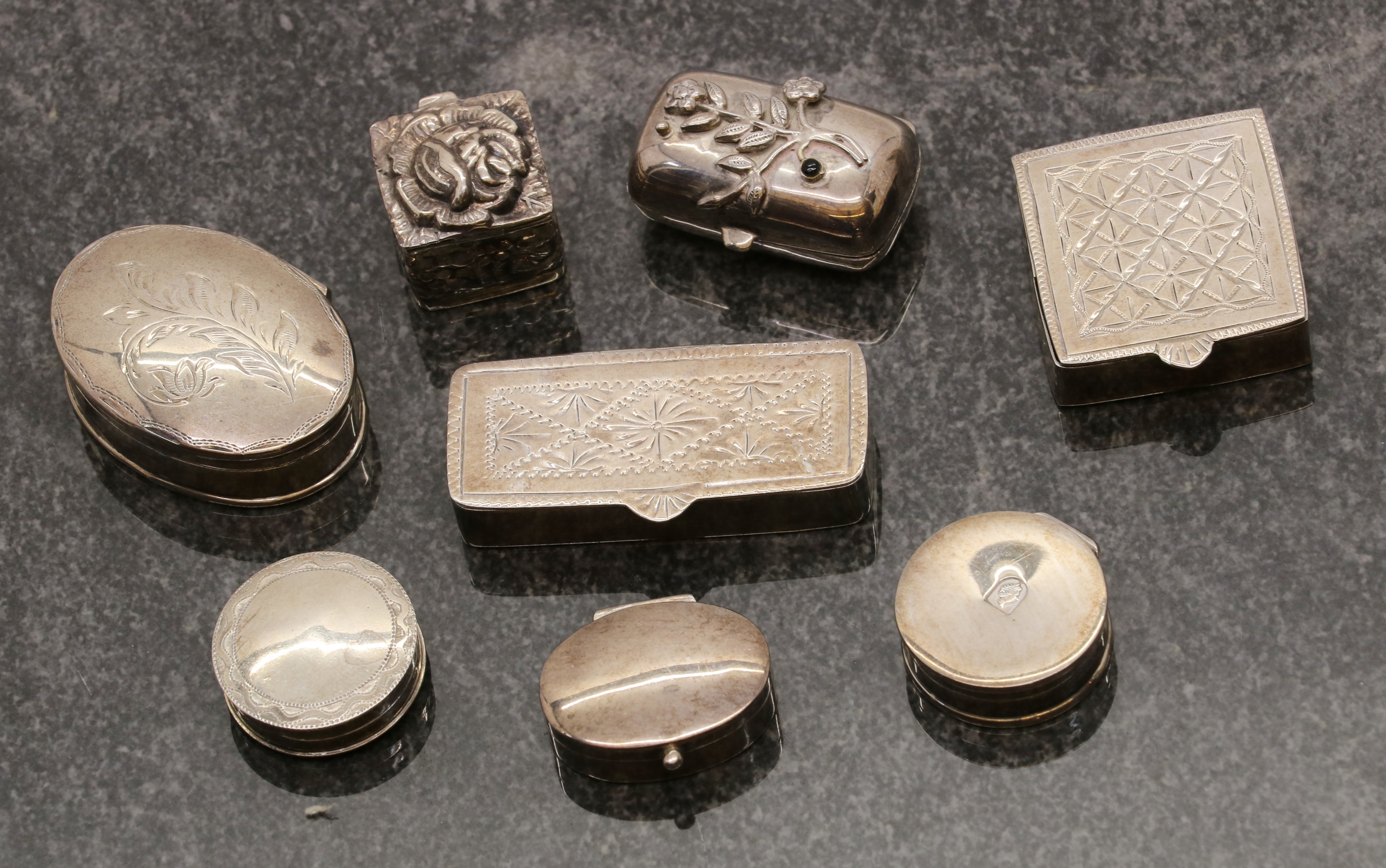 Lot 51 - A group of silver snuff and patch boxes