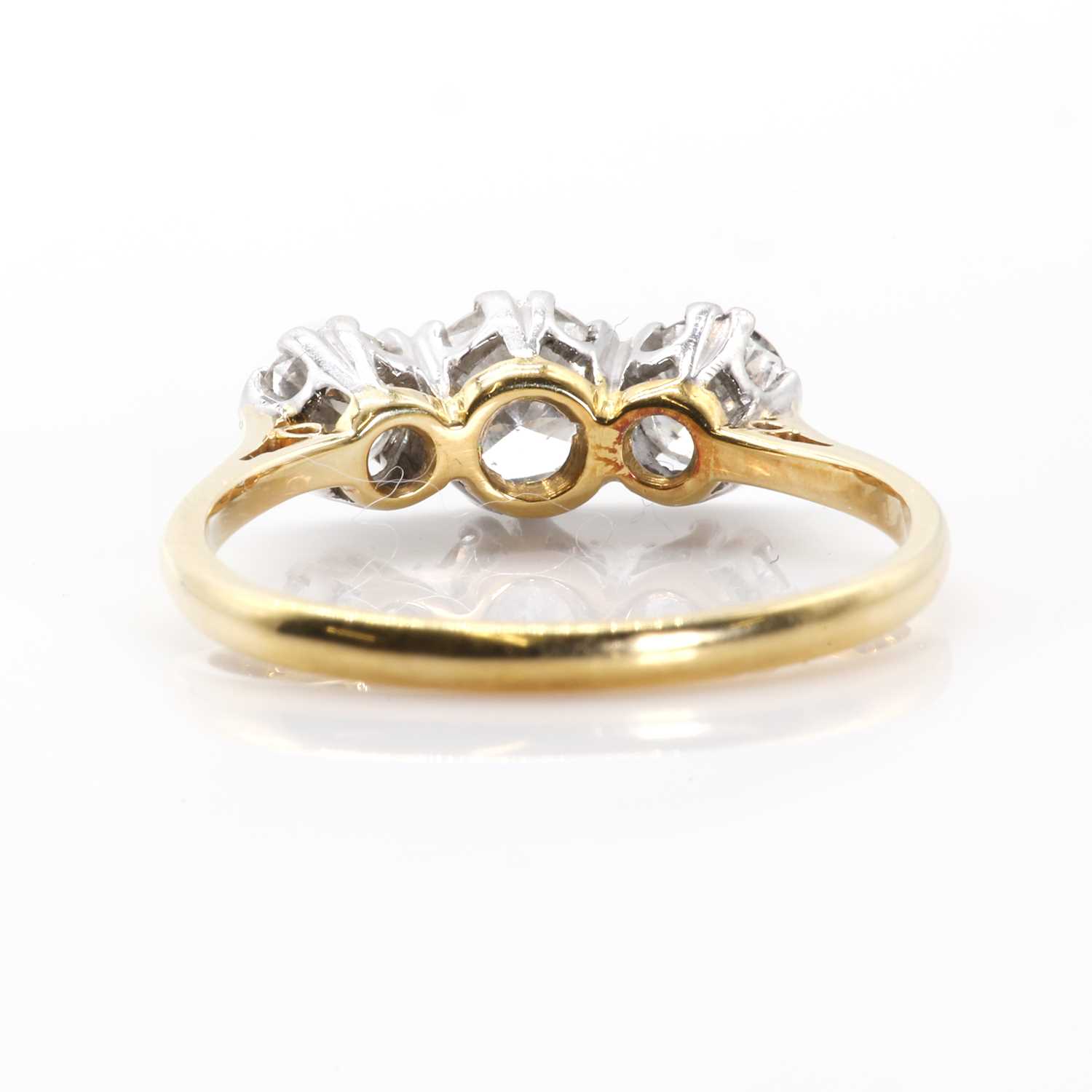 Lot 234 - A graduated diamond three stone ring,