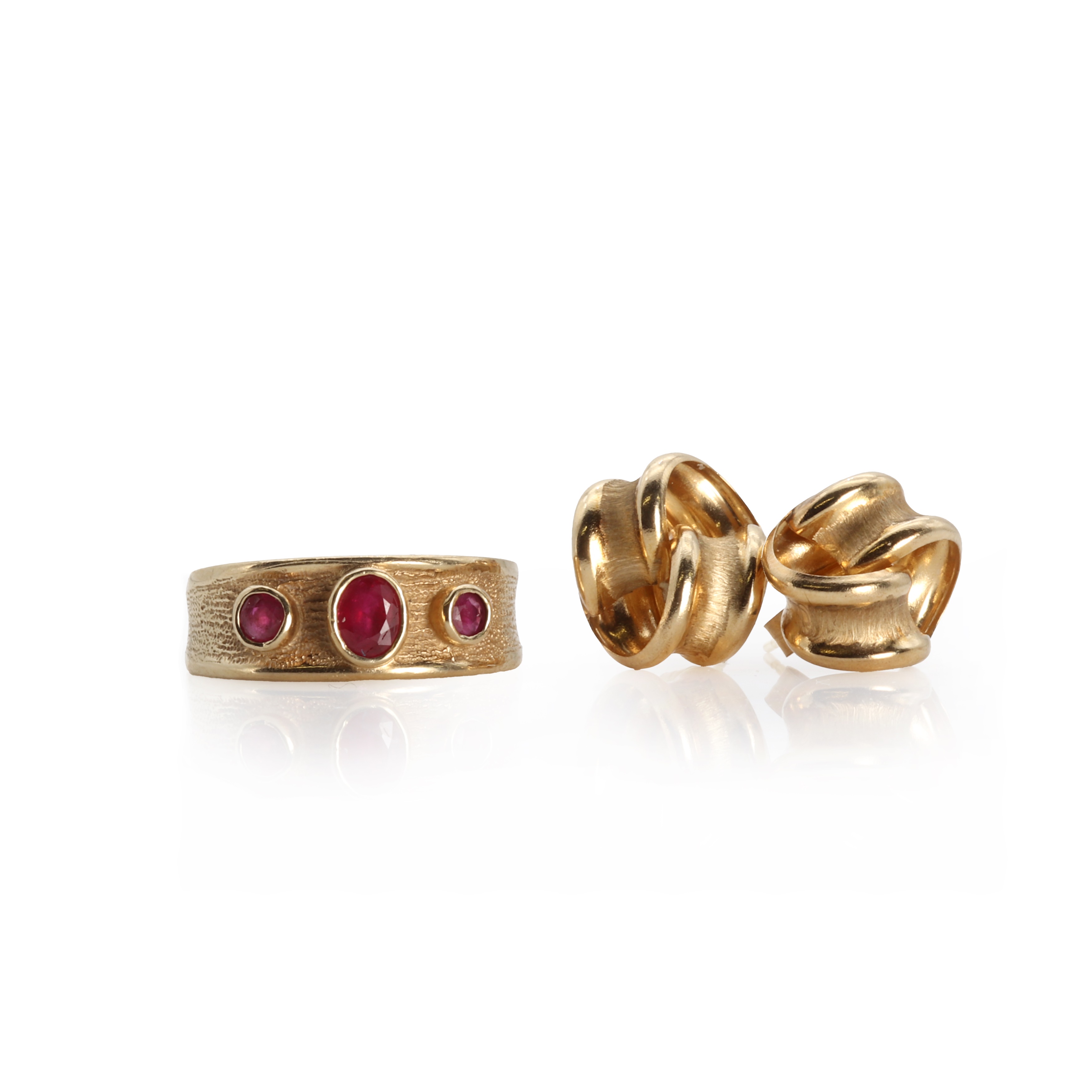 Lot 1258 - A 9ct gold three stone ruby ring,