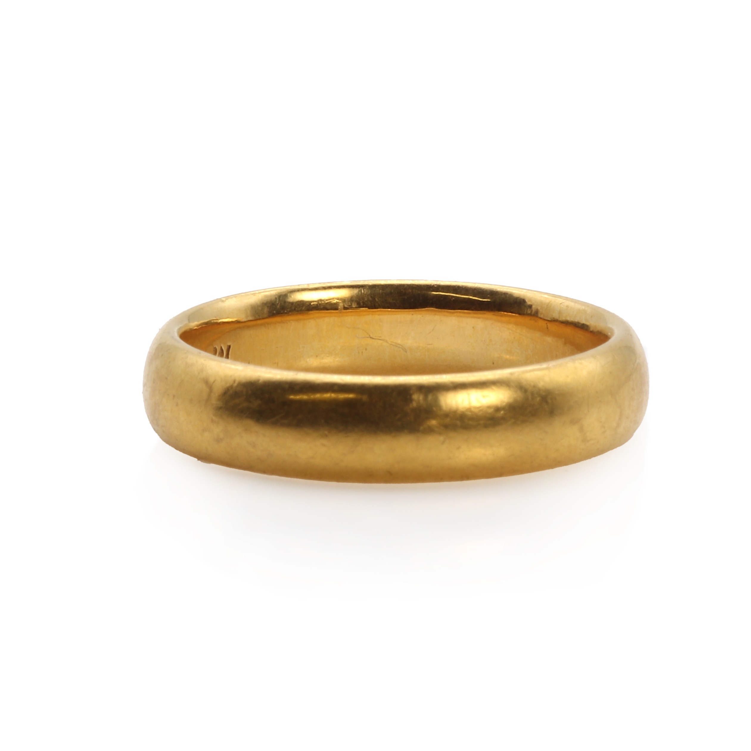 Lot 1373 - A 22ct gold wedding band,