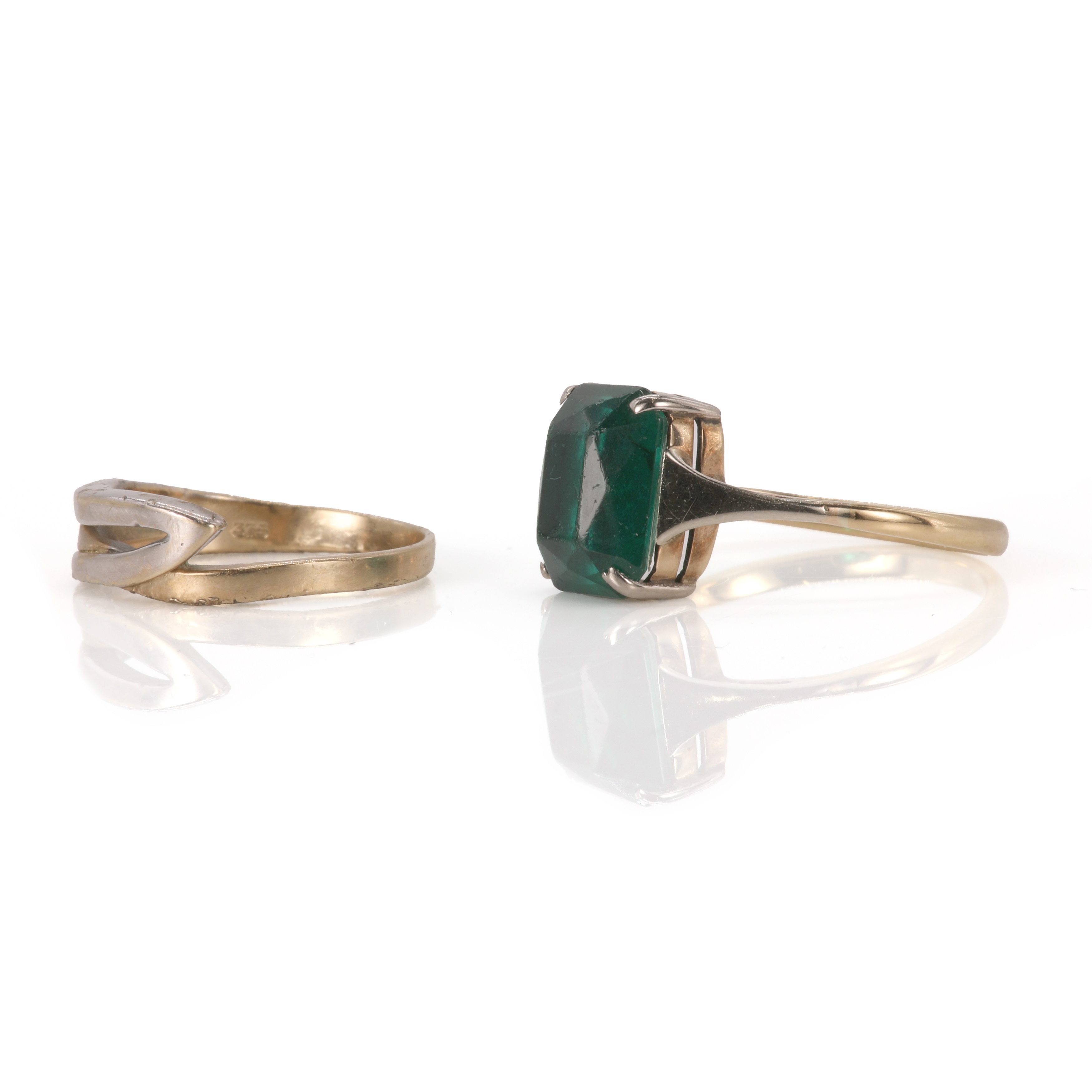 Lot 149 - A single stone paste ring and a crossover