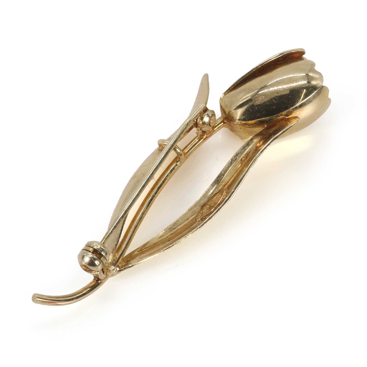 Lot 73 - A gold tulip shaped brooch,