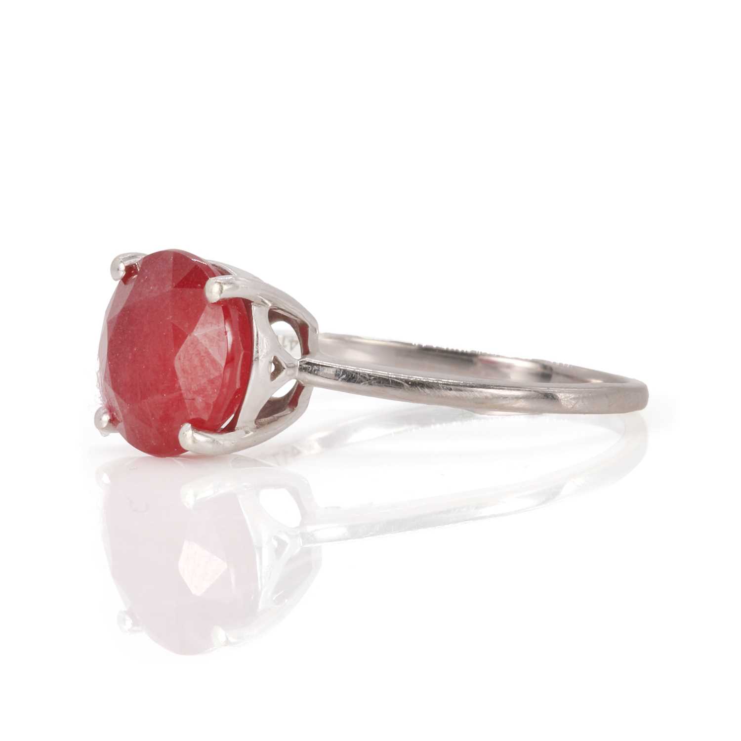Lot 67 - A 9ct white gold fracture filled ruby ring,