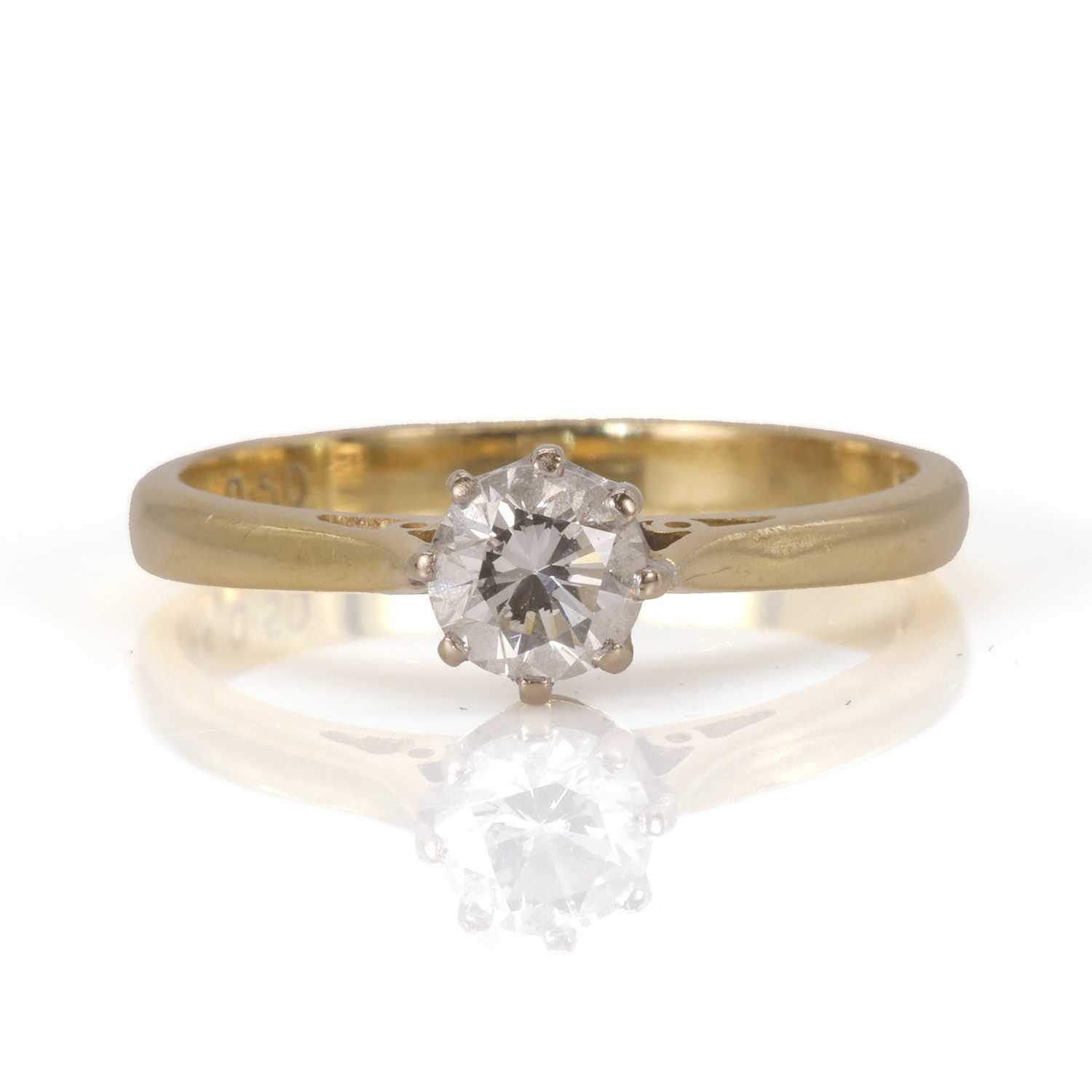 Lot 60 - An 18ct single stone diamond ring,
