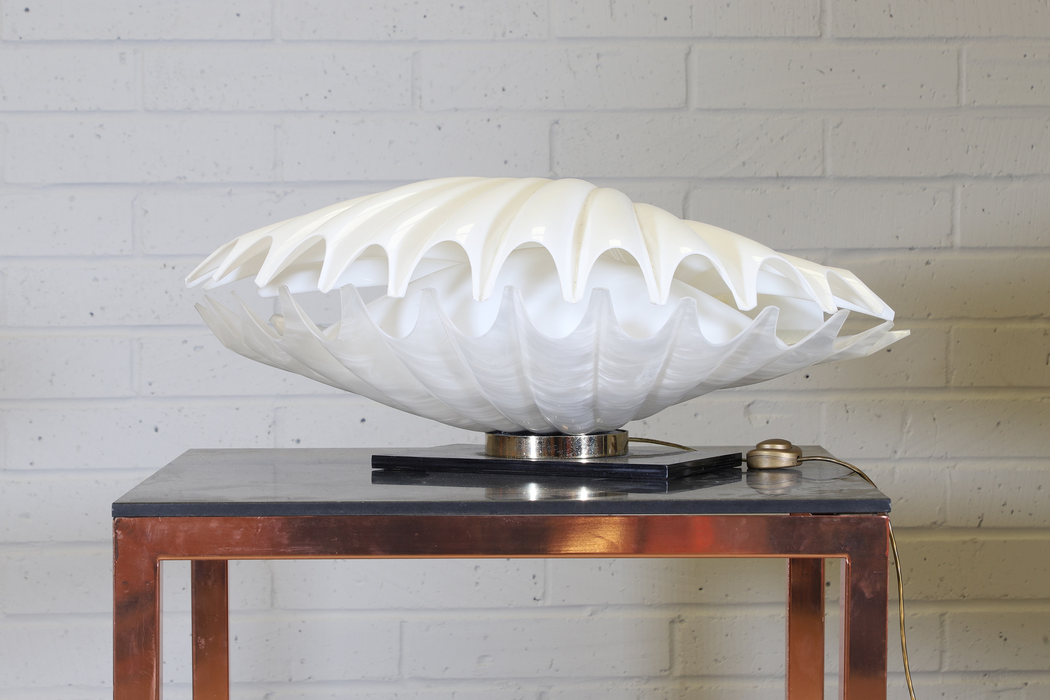 Lot 582 - A clamshell lamp,