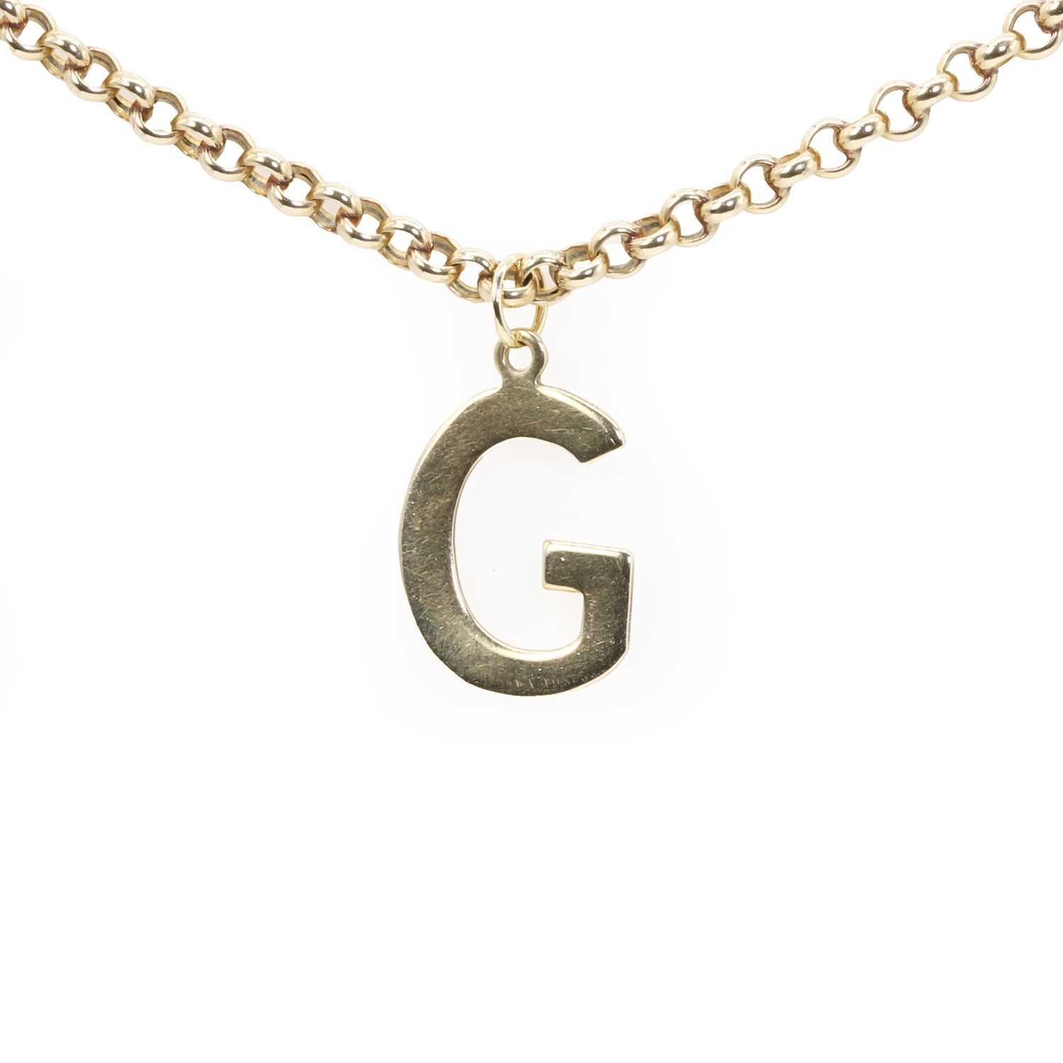 Lot 353 - A 9ct gold initial pendant and chain,