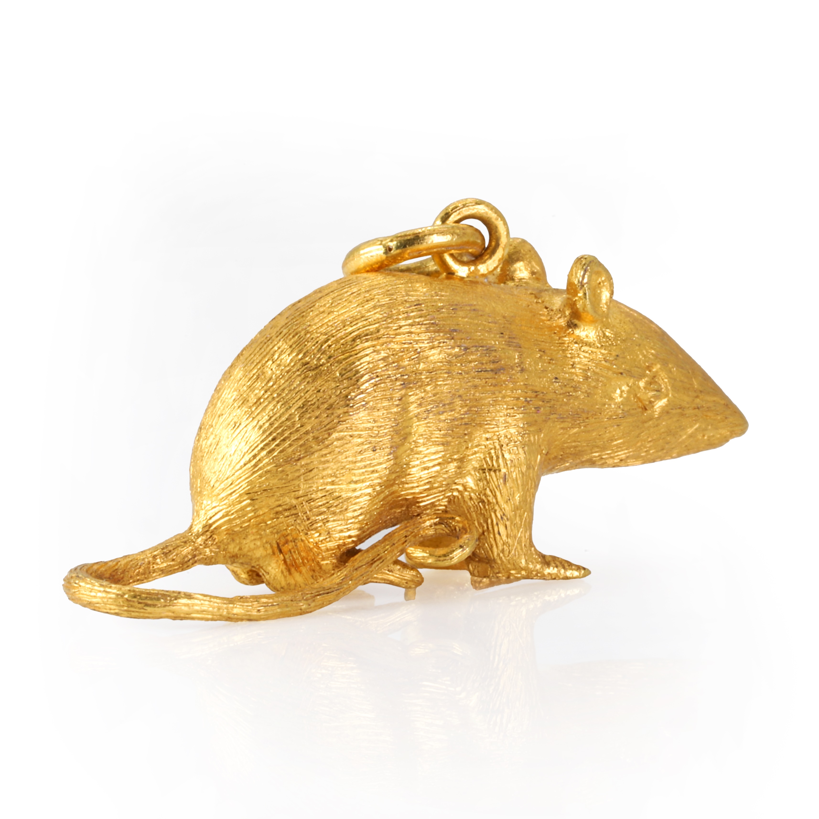 Lot 174 - A gold rat charm,