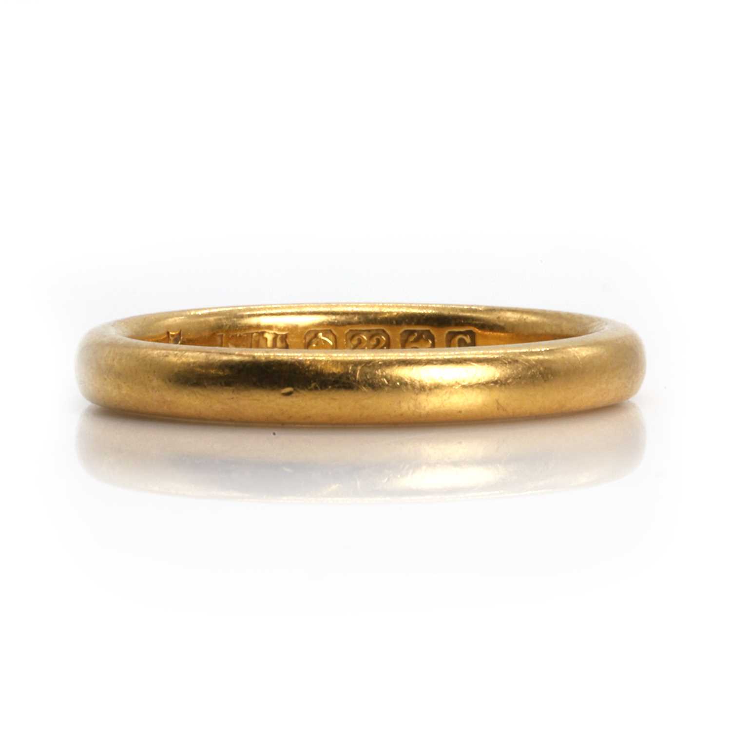 Lot 370 - A 22ct gold wedding ring,
