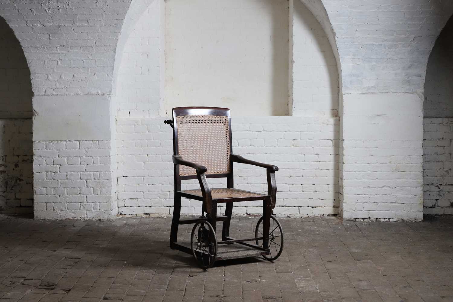 Lot 389 - An Edwardian invalid chair,