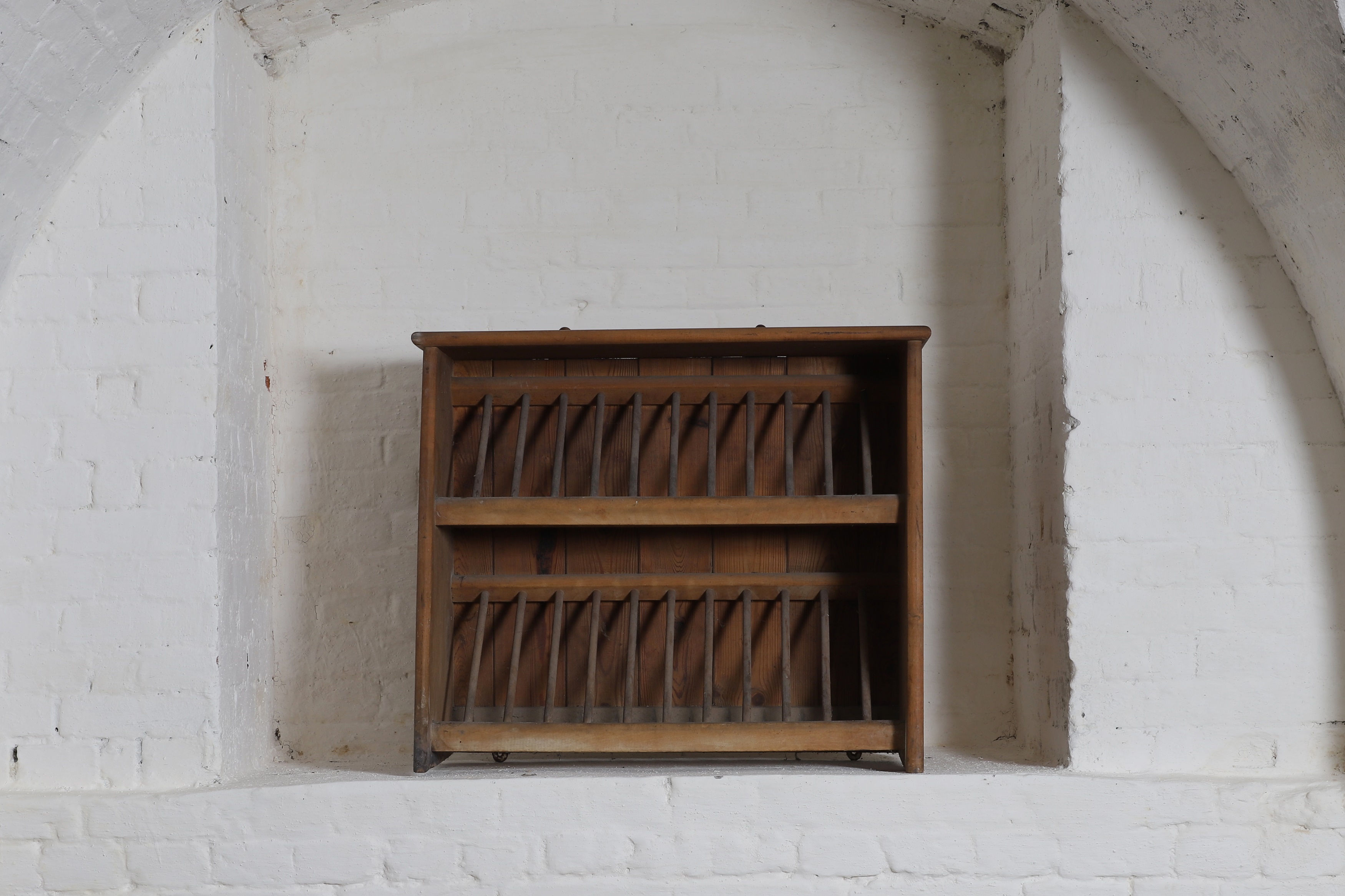Lot 346 - A wall-mounted beech plate rack,