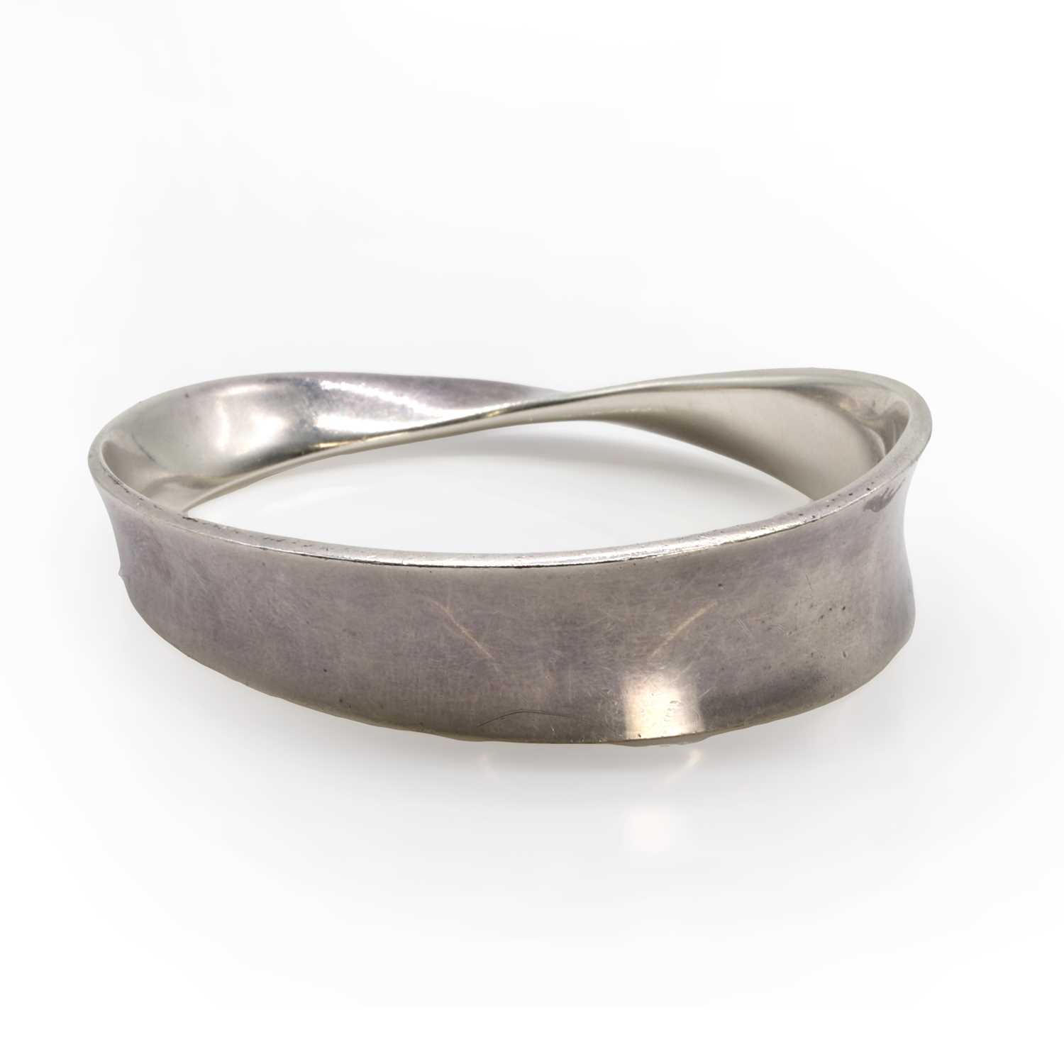 Lot 1261 - A sterling silver 'Mobius' bangle, by Georg