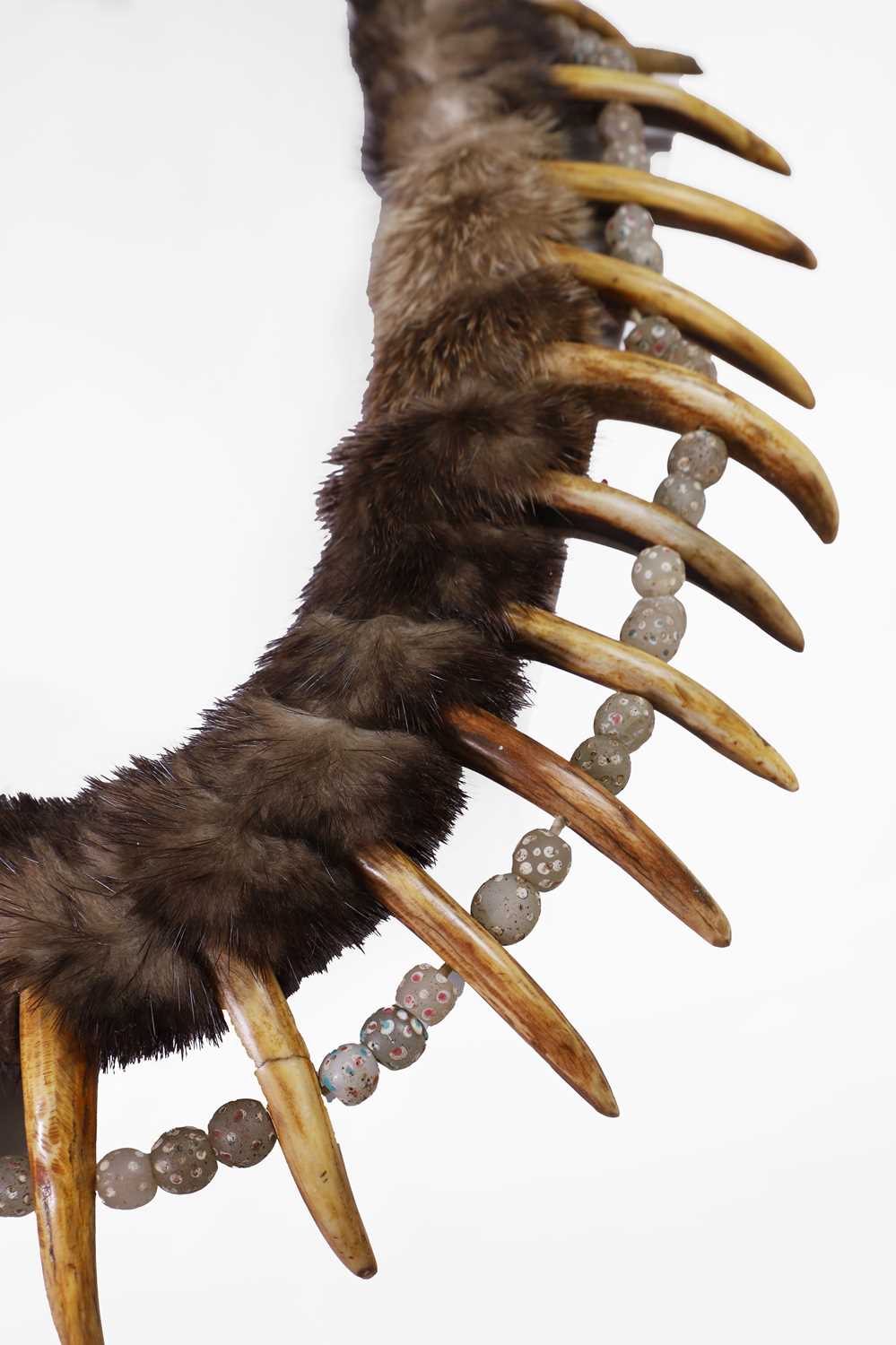 Lot 289 - A Native American 'bear claw' necklace,