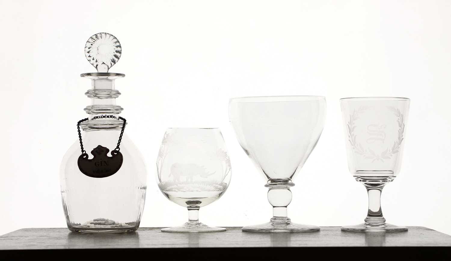 Lot 395 - A collection of glassware,
