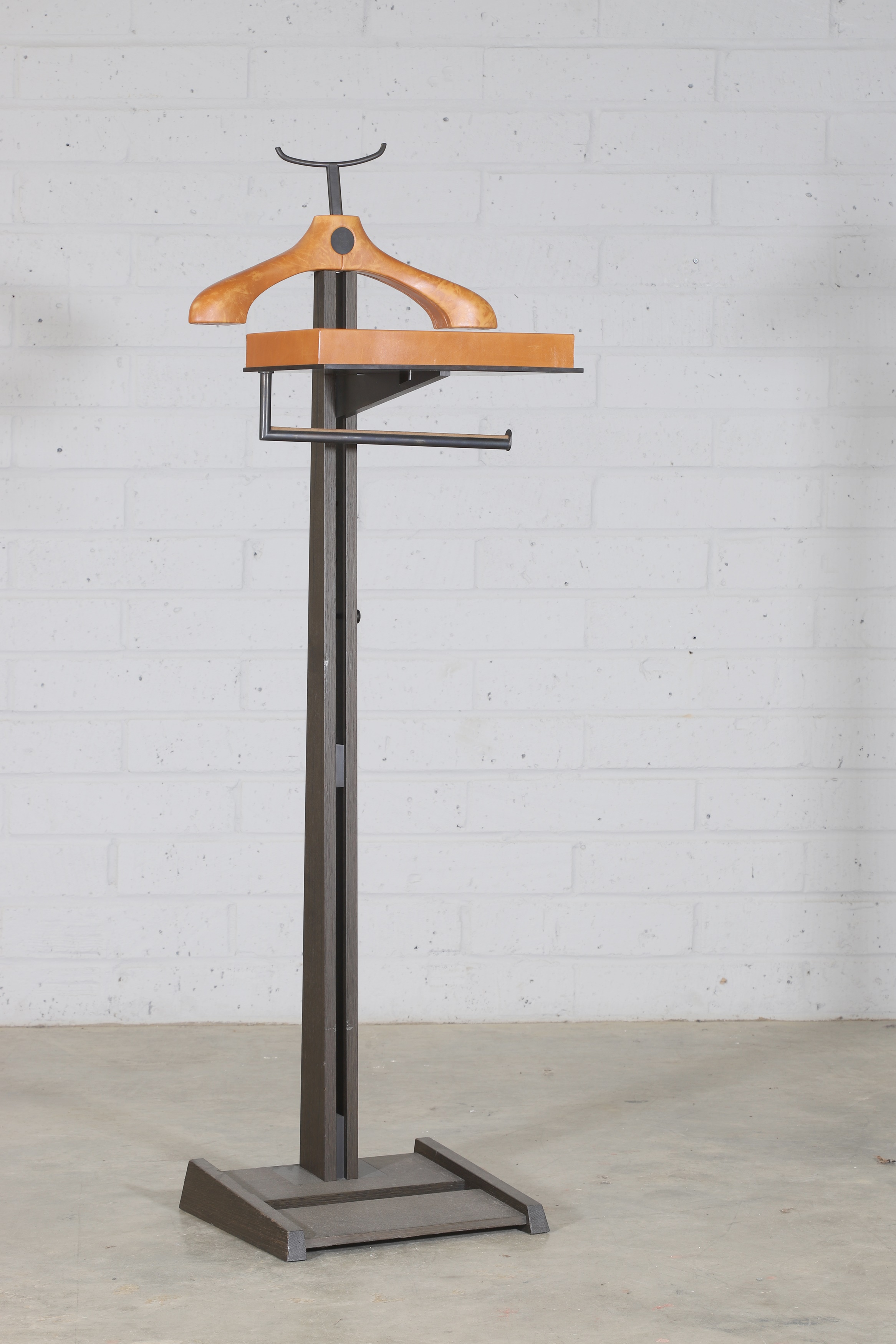 Lot 460 - A contemporary gentleman's valet,