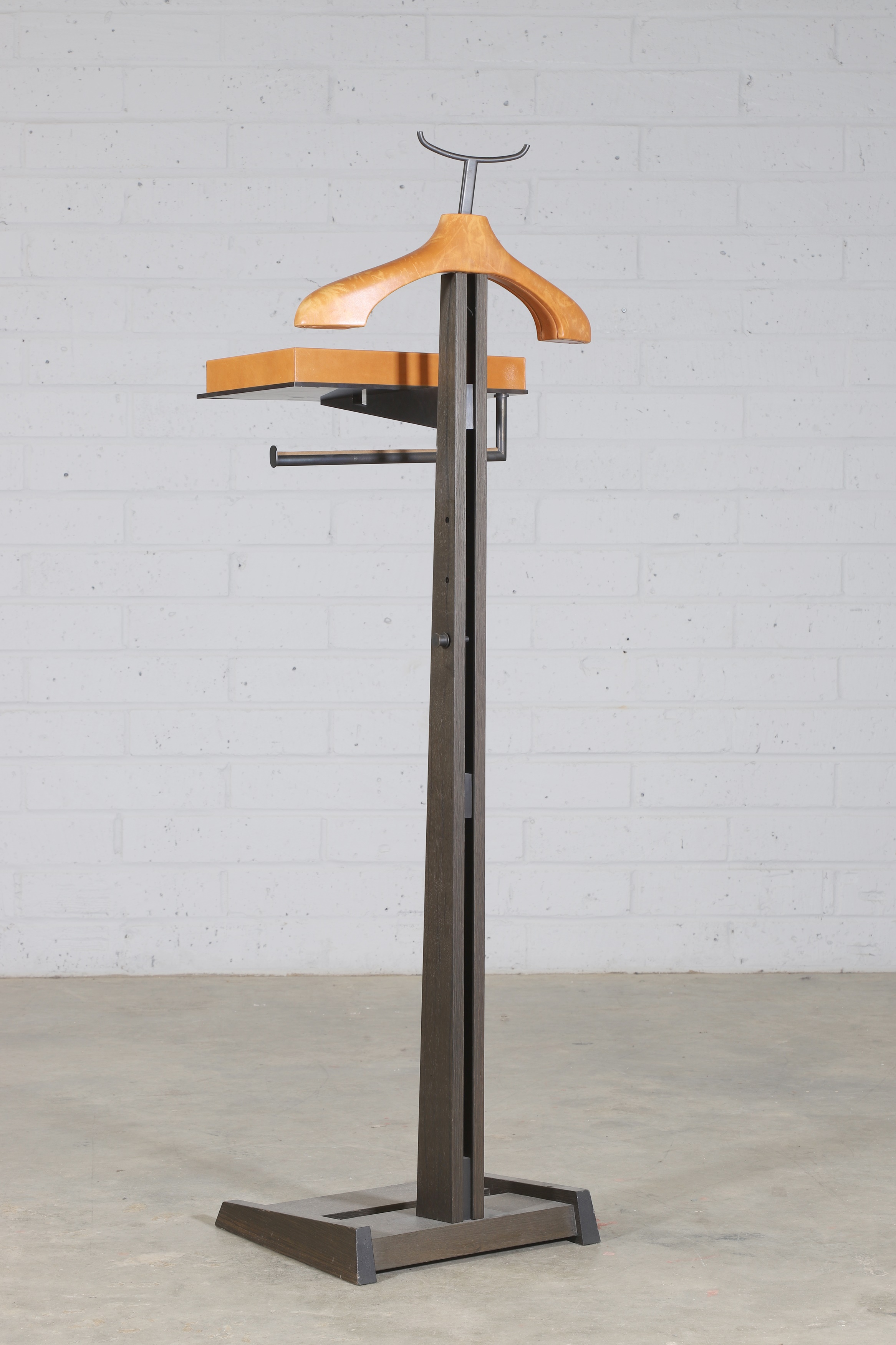 Lot 460 - A contemporary gentleman's valet,