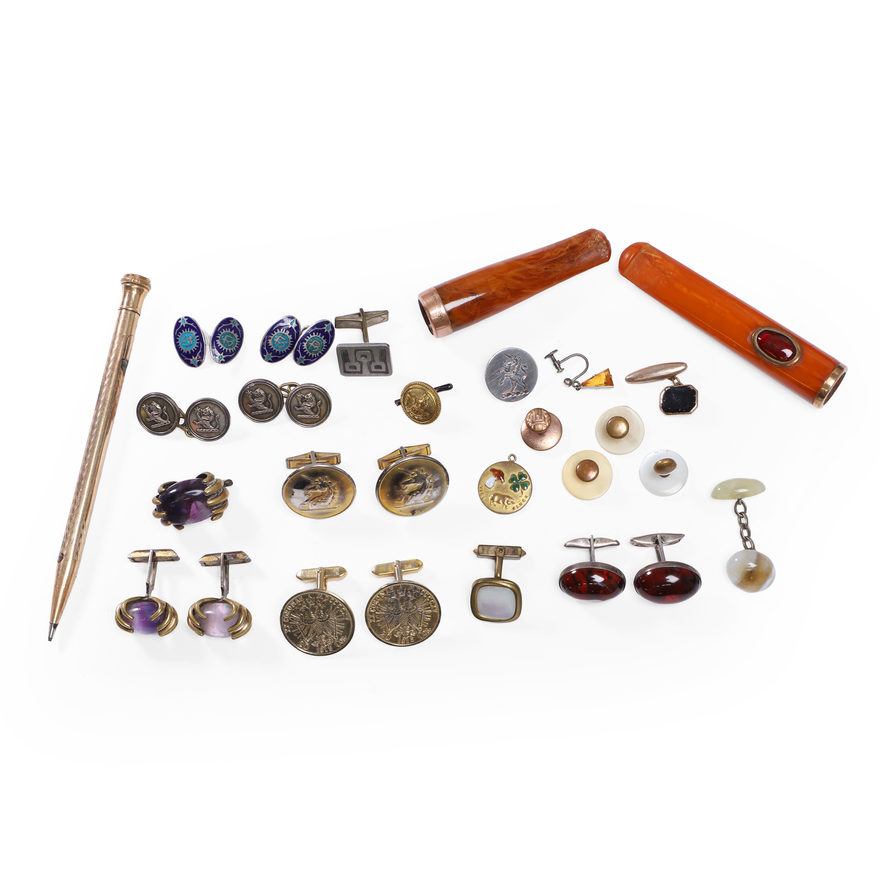 Lot 1211 - A group of gentlemen's items,